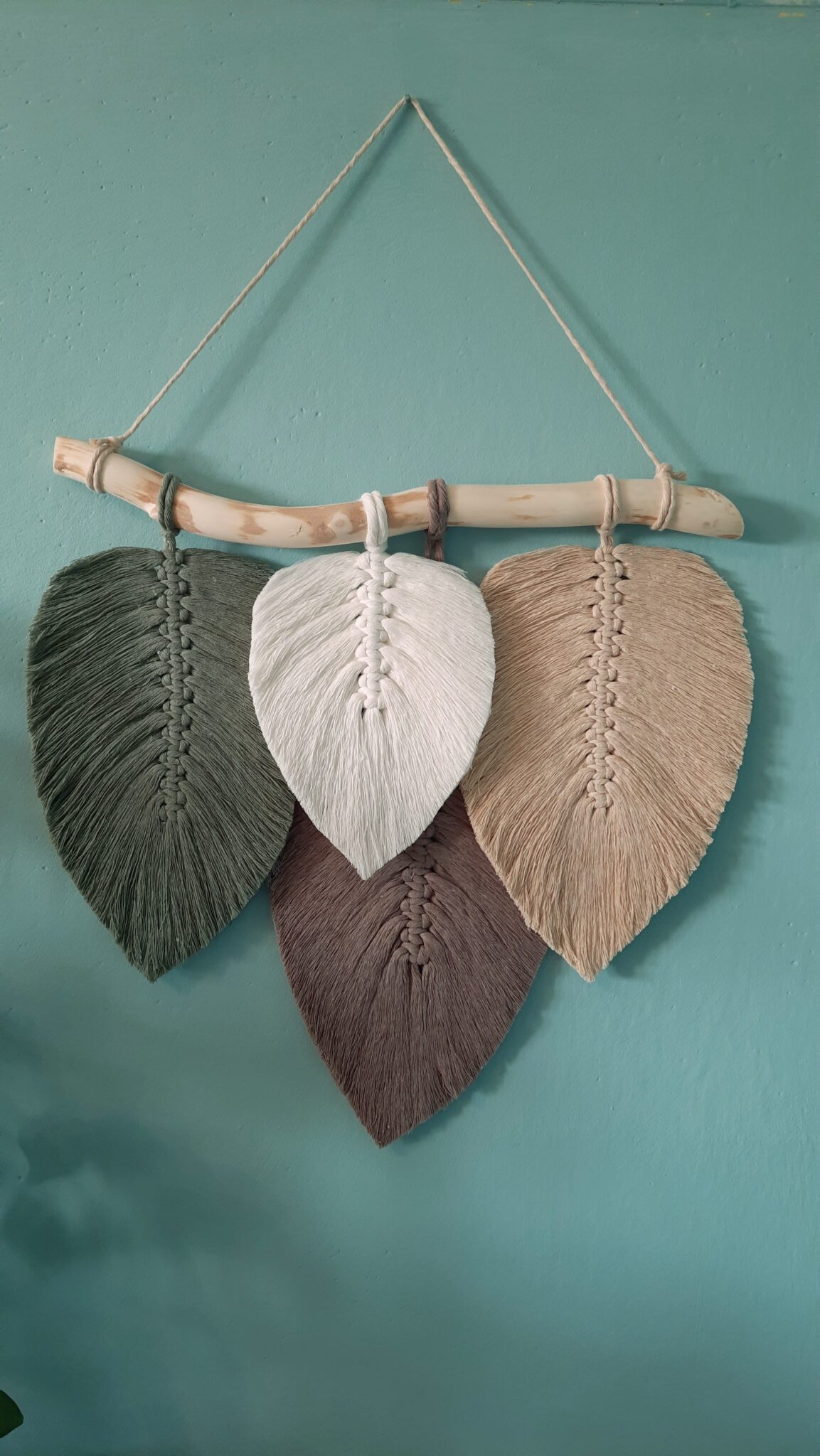 Závěsná dekorace macramé listy 4 - Alamade MACRAMÉ